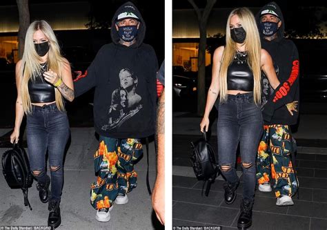 Avril Lavigne Caused A Storm On The Internet With Her Dangerously Cut