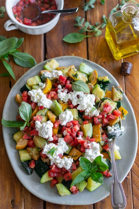 Сотирани тиквички с доматена салца и прясно сирене Кулинарно — в кухнята с Йоана