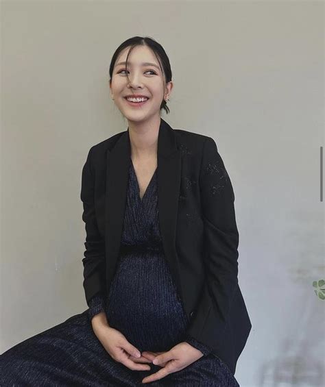 演员余香凝宣布二胎得子喜讯 晒一家四口牵手照好温馨新浪图片