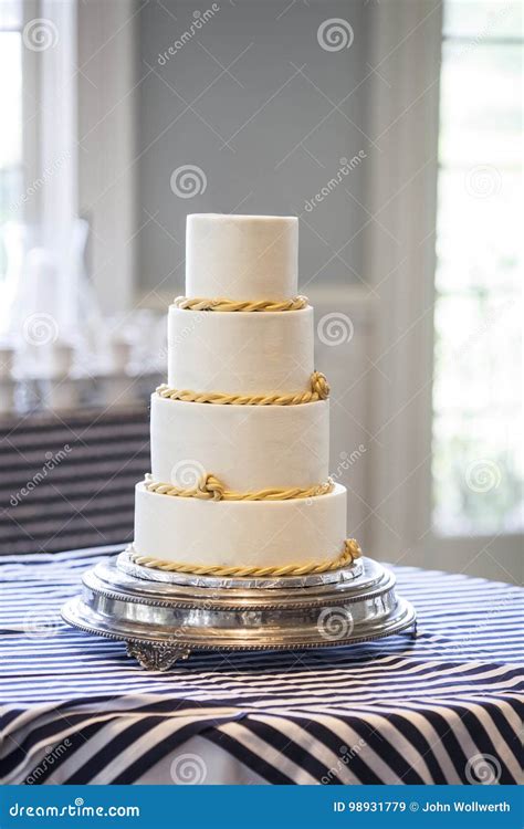 Pastel De Bodas Con Gradas Del Llano Cuatro Imagen De Archivo Imagen