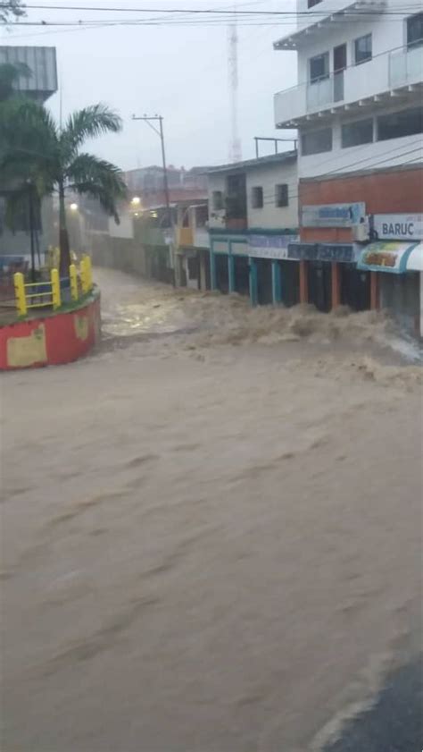 VENEZUELA fuertes lluvias en el estado Mérida inundan la población de
