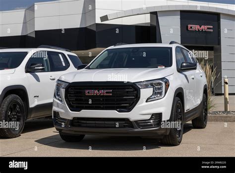 Lafayette September 15 2023 Gmc Acadia Suv Display At A Dealership