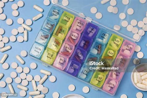 매일 약을 먹기 위한 알약과 캡슐로 가득 찬 다채로운 주간 알약 정리함 토치카 0명에 대한 스톡 사진 및 기타 이미지 0명 건강관리와 의술 건강한 생활방식 Istock