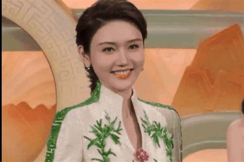 有同感不？龙洋转身一笑很倾城，正赶超当年的“央视1姐”董卿台风稳健知性身材