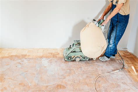 연 삭 기계와 작업자 연마 쪽모이 세공 마루 바닥의 측면 보기 Diy에 대한 스톡 사진 및 기타 이미지 Diy 가정의 방 갈색 Istock