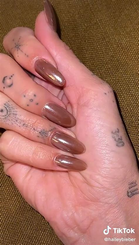 Hailey Bieber Gives Her Glazed Donut Nails A Chocolate Update Stylish Nails Nails Brown Nails