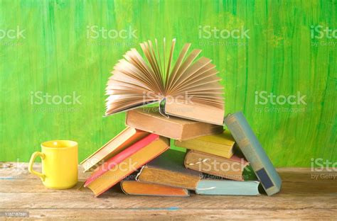 오래 된 책 더미와 커피 한 잔에 책을 엽니다 독서 학습 교육 문학 파노라마 좋은 복사 공간 고풍스런에 대한 스톡 사진 및 기타 이미지 Istock