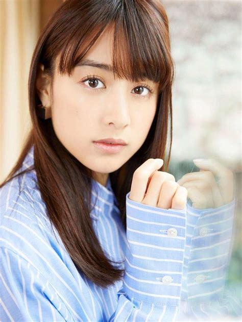 山本美月藍色條紋連衣裙演繹清新文藝范 每日頭條