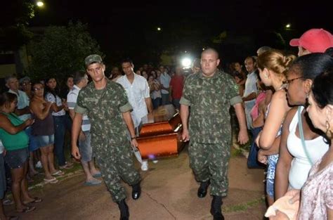 Multidão acompanha enterro de jovem morta em boate incendiada Cidades