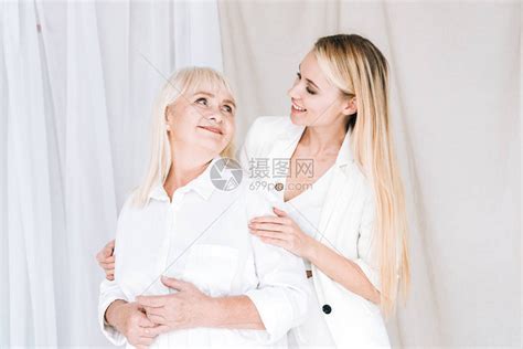 金发优雅的外祖母和孙女穿着白色全白衣高清图片下载 正版图片504372685 摄图网