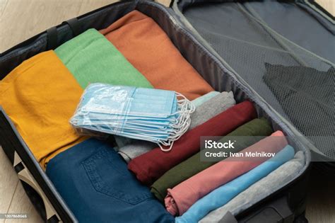 깔끔하게 접힌 옷과 의료 용 마스크 패키지가있는 열린 가방의 상단 보기 여름에 대한 스톡 사진 및 기타 이미지 여름 여행 가방 0명 Istock