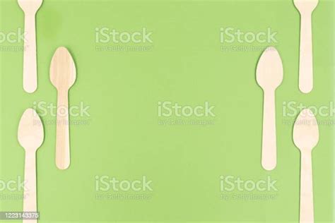녹색 배경에 카피 공간이 있는 친환경 일회용 식기 대나무 나무 차 숟가락입니다 폐기물 제로 개념 0명에 대한 스톡 사진 및 기타