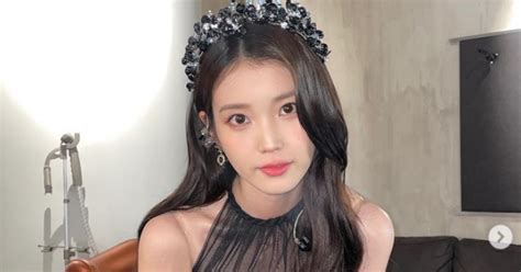 베를린 공연 아이유 검정 시스루 찰떡 소화…동안 미모 속 각선미까지 [n샷]