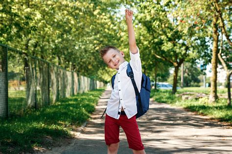 학교 돌아가기 거리에는 배낭 초등학교에서 소년 지식 9 월 1 일 학교 시작의 날의 개념 가방에 대한 스톡 사진 및 기타 이미지 Istock