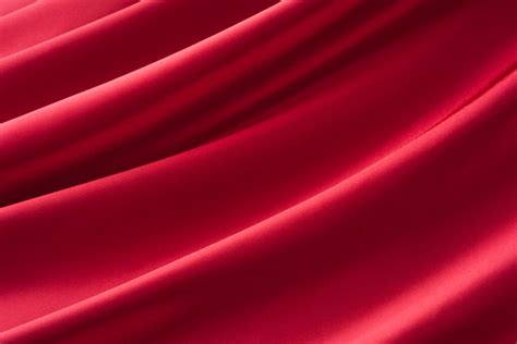 「深紅」とはどんな色？「真紅」「赤」との違いやカラーコードも Transbiz
