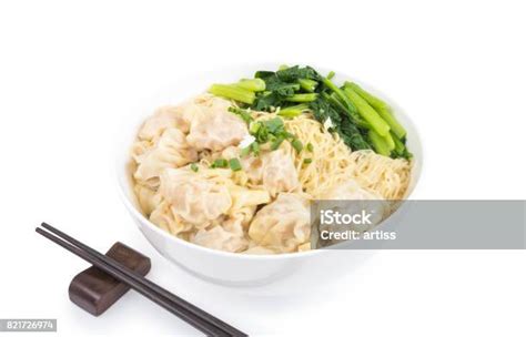 완탕과 계란 배 추 와 아시아 요리 봉사에 대 한 중국 광둥 스타일의 수프 국수 대나무 플레이트 매트 흰색 배경에 고립에 다진된