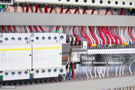 전기 분배의 컬러 와이어 상자 배선이있는 Plc 제어판 전력 및 배전 전기를위한 강의반 인클로저 0명에 대한 스톡 사진 및 기타 이미지 Istock