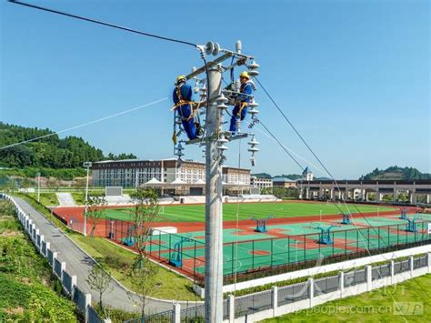 四川安岳鏖战高温架线忙 人民图片网
