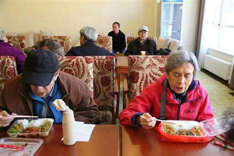触目惊心！养老院女护工殴打老人，用不锈钢碗多次击打老人头部！ 知乎