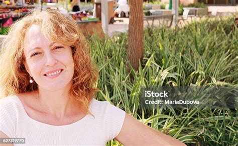 Potret Wanita Cantik Berusia 40 Tahun Foto Stok - Unduh Gambar Sekarang ...