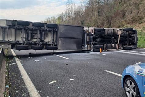 Camion Si Ribalta Sull A Milano Napoli Chiuso Tratto