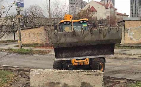 У Дніпровському районі загородили заїзд до території де постійно