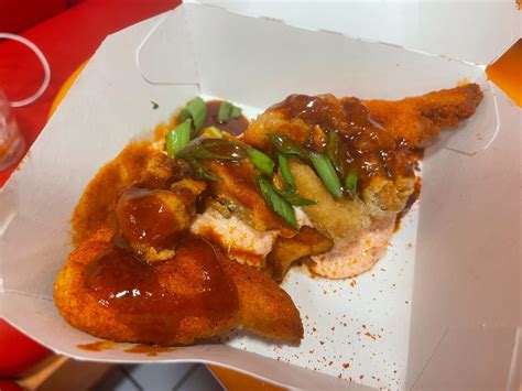 Review Good Guys Burger Chili Lee Ray And More At Chucky Booth At