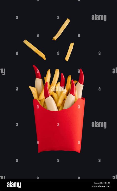 Frites avec ketchup et doigts de sorcière dans une boîte en papier