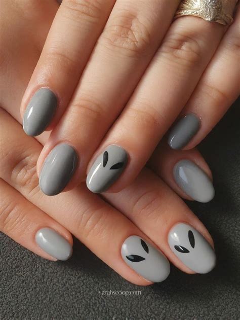 35 Alien Nail Art Designs