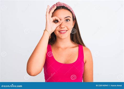Jovencita Hermosa Con Camiseta Rosa Casual Y Diadem Sobre Fondo Blanco