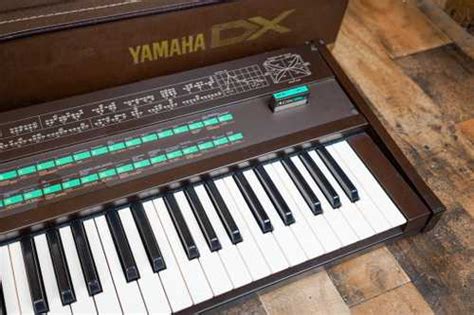 1986 Yamaha Dx7 Programmable Algorithm Synthesizer Brown Accessories A Flash Flood Of Gear