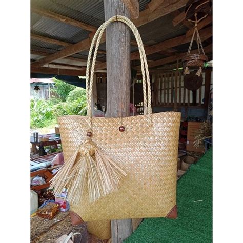 กระเป๋าสานกระจูดทรงญาญ่าบุมุมหนัง ใส่ซับในมีซิป แถมปลาตะเพียน Shopee