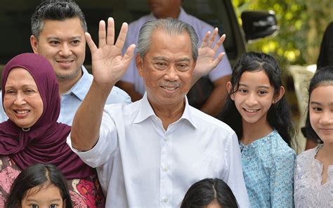 New Malaysia Pm Sworn In Amid Crisis Mahathir Fights On