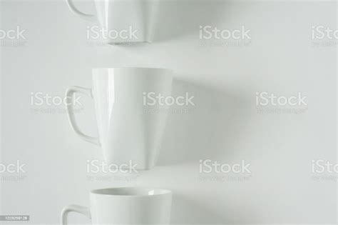 한 개의 단색 흰색 커피 머그잔이 흰색 배경에 줄지어 줄지어 서 있었고 텍스트 복사 또는 복사 공간을 위한 빈 빈 공간 견고한