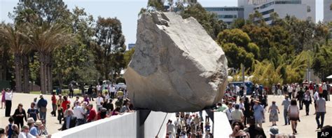 Musée Dart Levitated Mass By Michael Heizer Unveiled At