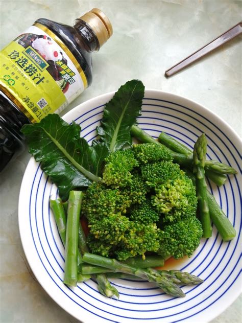 【捞汁芦笋西蓝花的做法步骤图，怎么做好吃】素心爱吃肉下厨房