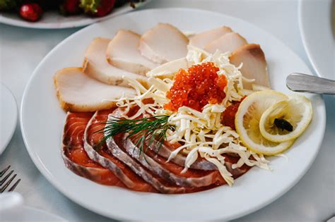 접시 빨간 캐비어와 물고기 참치 테이블에 흰색 접시 음식 휴일 음식 결혼식 날 0명에 대한 스톡 사진 및 기타 이미지 0명