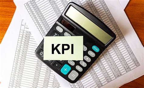 재무제표 및 계산기가 있는 Kpi 약어 주요 성과 지표 데스크탑 0명에 대한 스톡 사진 및 기타 이미지 0명 개념 개선