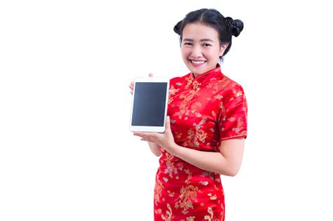 아름 다운 젊은 아시아 여자 착용 중국 드레스 전통적인 치파오 또는 Qipao 손 빈 화면 디지털 태블릿을 들고입니다 흰색 배경