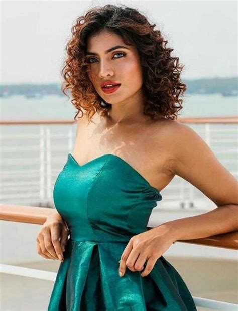 Urvi Shetty Model Biography Influencer