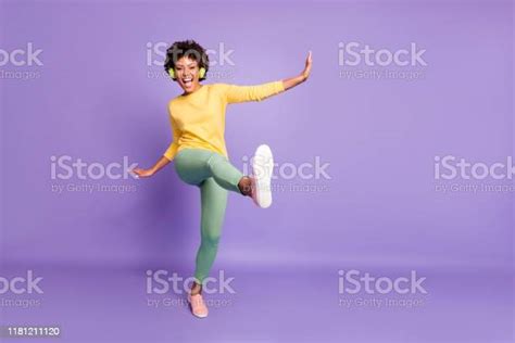 전체 길이 바디 사이즈 사진 의 물결 치는 쾌활한 흥분 흥분 기뻐요 여자 친구 춤을 외치는 음악 은 보라색 색상 파스텔 배경을 통해 고립 된 빈 공간 근처 다리로 발로 척