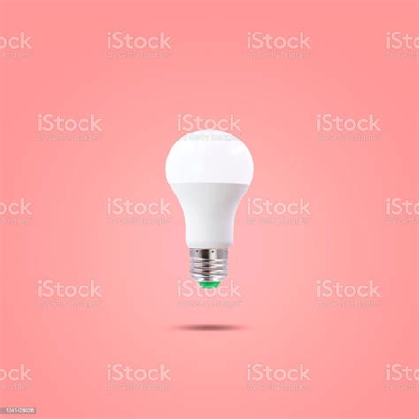 레드 파스텔 색상 배경에 격리 된 Led 에너지 절약 램프 230v 0명에 대한 스톡 사진 및 기타 이미지 0명