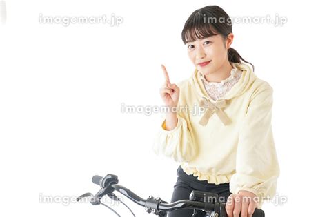 自転車に乗る若い女性の写真素材 145021380 イメージマート