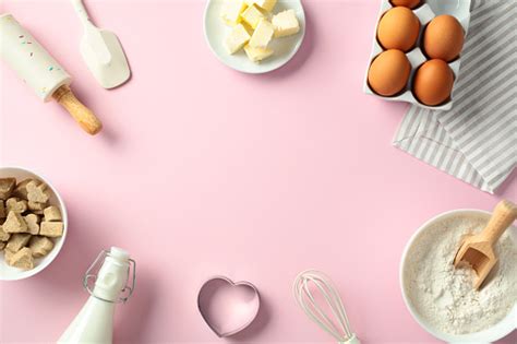 분홍색 배경에 베이킹을 위한 재료와 도구 달걀 버터 밀가루 각설탕 우유병 밀대 거품기 주걱 하트 모양의 쿠키 커터 베이킹 및 요리 개념 개념에 대한 스톡 사진 및 기타