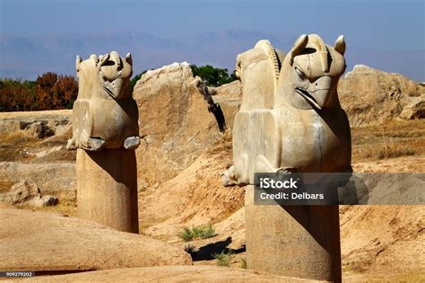페르세폴리스에 그리핀의 돌 열 조각입니다 고 대 Achaemenid 왕국의 승리 기호입니다 이란 페르시아입니다 쉬 라 즈입니다