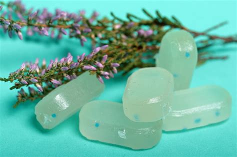 상쾌한 입냄새를 위한 페퍼민트 캔디 상쾌한 마이크로 그라누이 목의 통을 위한 냉각 멘톨 헤더의 가지 근처 민트 배경에 건강관리와 의술에 대한 스톡 사진 및 기타 이미지