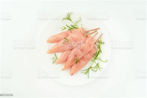 하얀 바탕에 슈퍼마켓을 위해 하얀 접시에 생 닭고기 내부 필레에서 꼬치 소매용 식품 Ogranic 음식 건강한 식생활 치킨 필렛