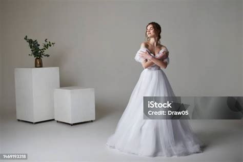 미니멀한 흰색 스튜디오 인테리어에 긴 레이스 드레스를 입은 아름다운 젊은 신부 모델 웨딩 사진 결혼 의식에 대한 스톡 사진 및 기타 이미지 Istock