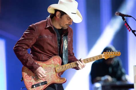 Brad Paisley Tributes Dolly Parton Loretta Lynn And Other Women Of The