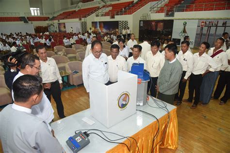 ပြည်ထောင်စုရွေးကောက်ပွဲကော်မရှင်က မြန်မာအီလက်ထရောနစ် မဲပေးစက်နှင့်စပ်လျဉ်းပြီး ဝန်ကြီးဌာနများအား